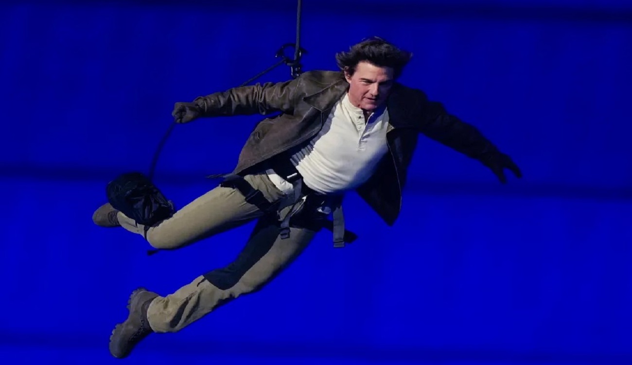Tom Cruise performs a risky Olympic finish by jumping off a stadium ...